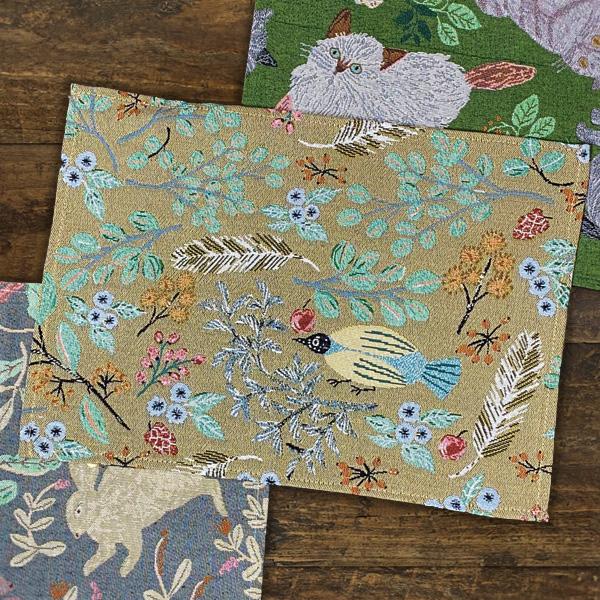 イラストレーター、松尾ミユキさんデザインのプレイスマットです。いろいろな猫やウサギ、鳥や植物がモチーフです。大人っぽい印象でかわいいです。お食事が楽しくなりそうです。＊合計4枚まで1通のメール便可。■サイズ：約W45×H32.5cm■素材：...