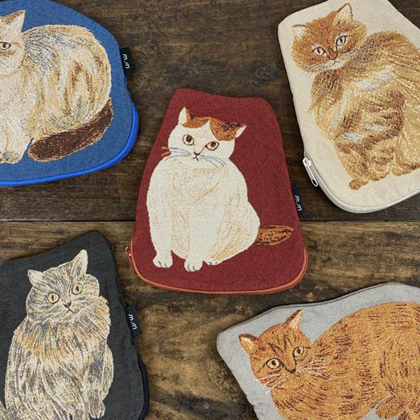 松尾ミユキさんが描くかわいい猫たちが、それぞれの個性に合わせて形作られたポーチです。こちらをじっと見つめる愛らしいデザインは、目が合うたびにほほえましい気持ちにしてくれます。化粧ポーチとして、小物入れとしてどうぞ。猫好きな方へのプレゼントに...
