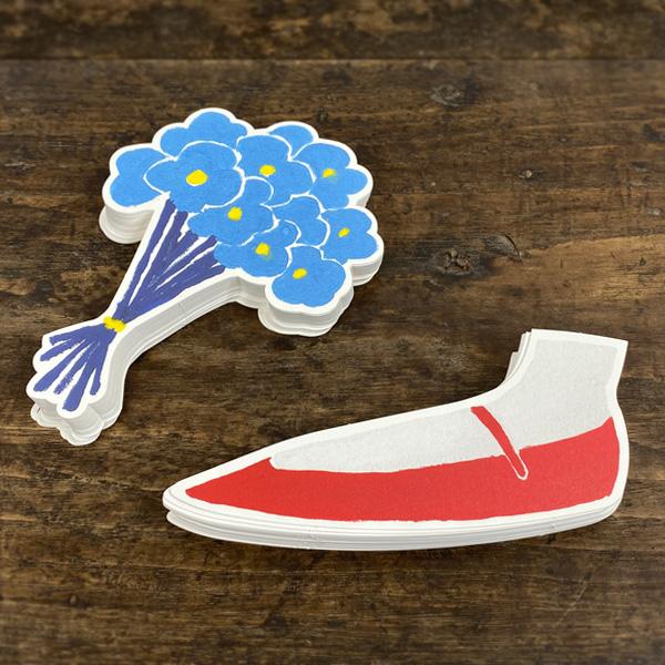 布小物作家やイラストレーターとして活躍するmitsouさんデザインのメッセージカードです。手描き風の花束や果物、赤い靴がモチーフで、はっきりした色合いなので、受け取る方の印象に残りそうです。プレゼントに添えてどうぞ。裏面は罫線入りです。＊メ...