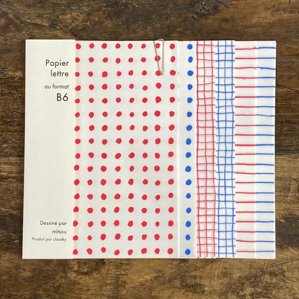 布小物作家やイラストレーターとして活躍するmitsou(ミツ)さんデザインのレターパッドです。約12.8cm×18.2cmの薄い紙が合計30枚入っています。簀目入りのステーショナリーペーパーを使用しており、手描き風の水玉、縞、格子柄が素朴で...