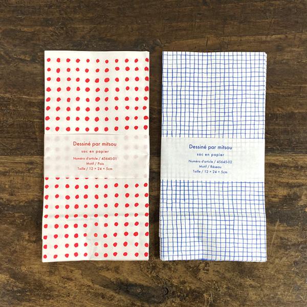 布小物作家やイラストレーターとして活躍するmitsouさんデザインのペーパーバッグです。手描き風の水玉と格子柄は素朴であたたかみのある雰囲気。こちらはSサイズ。おすそわけ袋やラッピングバッグとしてどうぞ。サイズ違いとセットで使っても。＊こち...