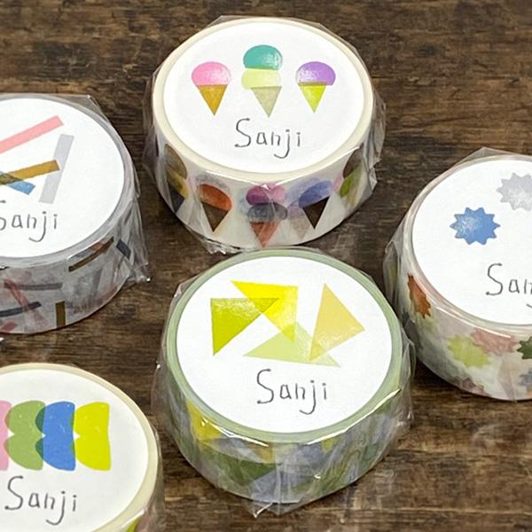 "3時のおやつ"からイメージした図案をカラフルに散りばめたマスキングテープです。従来のマスキングテープに比べて和紙特有のざらっとした柔らかな手触りが特徴的です。＊メール便配送可。■サイズ：テープ/約W2cm×7m巻きパッケージ/φ4.2×H...