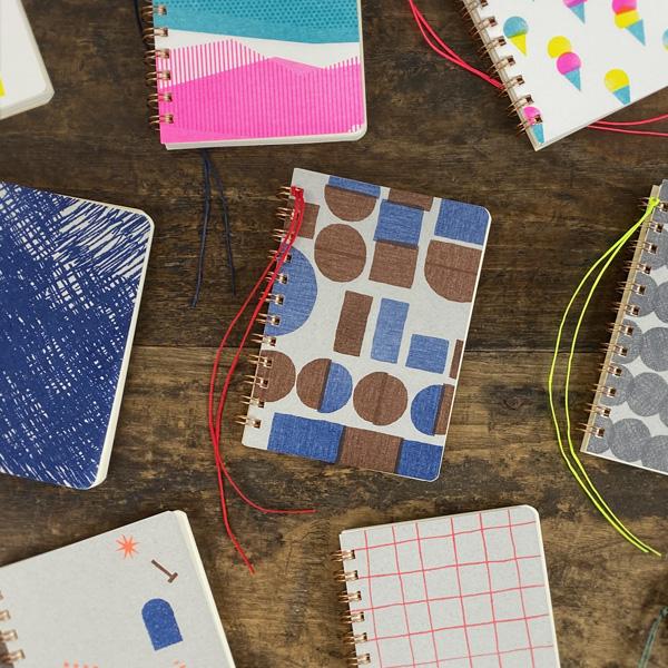 ワックスコード素材の栞の「しっぽ」がついた、手のひらに乗る、ミニサイズのリングノートです。栞は2本に分かれているので用途に合わせて使い分けることができます。表紙はぷくっと盛り上がったインクとざらりとした紙の組み合わせが楽しく、どの柄も可愛い...