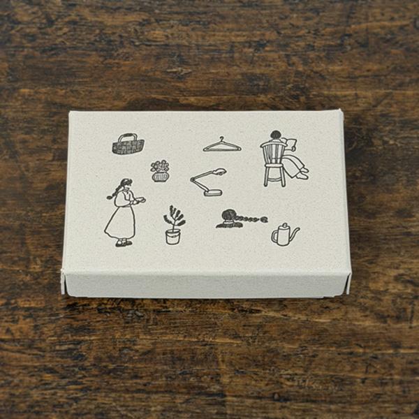 透明のアクリル台にスタンプシートやパーツを貼り替えることで、図案や模様を押すことができるスタンプです。こちらは、独特な世界観のイラストが魅力的なトビマツショウイチロウさんによる、暮らしをテーマにした図案のクリアスタンプセットです。少しレトロ...