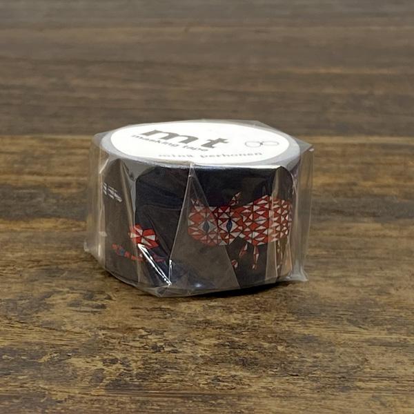 ファッションブランド「ミナペルホネン」とmtのコラボレーションでできた、独自の世界観が楽しいマスキングテープです。こちらは赤と白の猫のタマが散歩しているデザイン。赤色の部分はキラキラ光るメタリックになっています。雲と花もお揃いの模様になって...