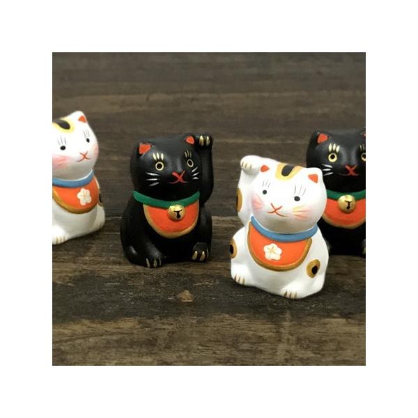 小さく折りたたんだおみくじが入っている、招き猫の陶製マスコットです。底面の赤い紐を引いていただくとおみくじが出てきます。おみくじは、大吉、中吉、吉、小吉、末吉の5種類のどれかが入っています。おみくじを引いたあとは飾って楽しめます。 黒猫が入...
