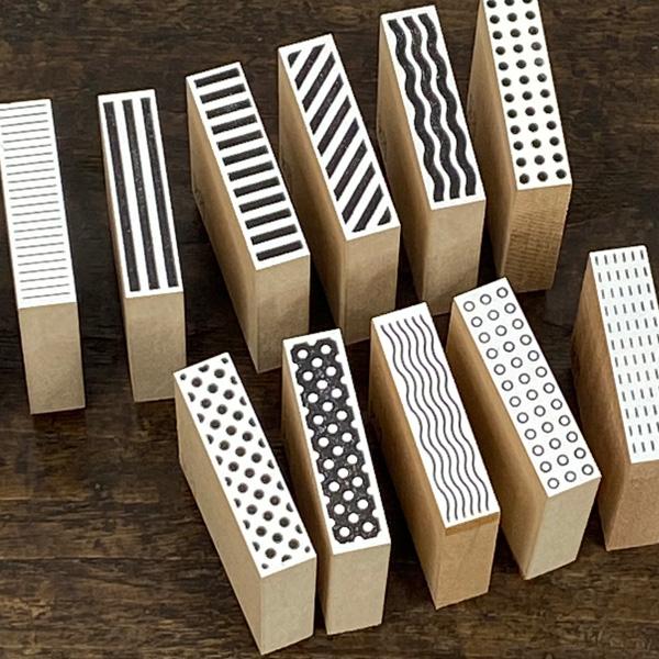 シンプルなデザインですが、使い方次第でいろいろ活用できるスタンプです。マスキングテープのようなサイズ感覚なので、テープを貼るな気軽さで使えます。縁取りをしたり、文字と重ねたり。ボーダーとストライプを組み合わせて押せばチェックができます。繰り...