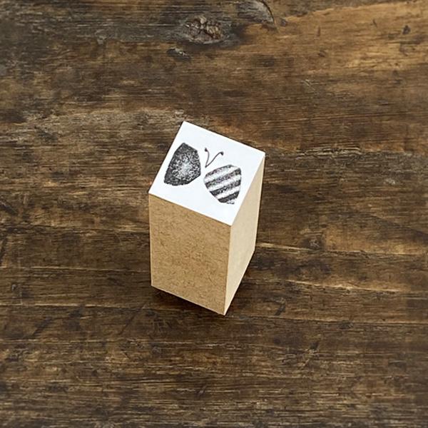 いろんな色や模様の紙をちょきちょき切って、ぺたぺた貼った切り絵がモチーフのはんこです。こちらはちょうちょの切り絵がモチーフ。繰り返して押すことでテキスタイルのような地柄もできます。メッセージカードや手帳、オリジナルペーパー作りにどうぞ。＊メ...