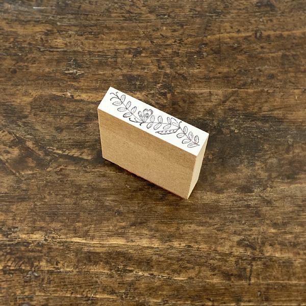 自然界の生き物が、イラスト図鑑のようなスケッチでいきいきと表現されたシリーズです。こちらはカラスノエンドウがモチーフ。繰り返して押すことでテキスタイルのような地柄もできます。メッセージカードや手帳、オリジナルペーパー作りにどうぞ。＊メール便...