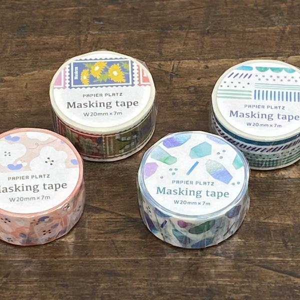 紙のステーショナリーを中心に展開するブランドパピアプラッツさんのマスキングテープです。お花や自然をモチーフにやわらかいタッチで描かれています。普段使うものにアクセントで貼ったり、ラッピングやコラージュにどうぞ。 ＊こちらの商品はメール便にて...