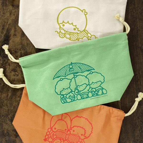 シンプルで、それでいてレトロな雰囲気で、今、もう一度大人が楽しみたいサンリオキャラクターシリーズの巾着袋です。お弁当を入れるのにちょうど良いサイズ。生地の色と同系色のインクを選び、大人っぽい雰囲気に仕上げました。裏表異なるイラストになってい...