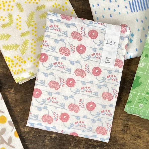 表地がダブルカーゼの文庫本サイズのブックカバーです。お気に入りの本を大事にくるんで持ち歩くための製品なので「書くるみ」と名付けられました。本の厚さによって、書くるみの厚さも変えられます。ダブルカーゼなのでやさしい肌触りです。裏地は丈夫な帆布...