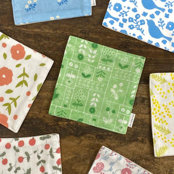 星燈社さんの大きめの布製コースターです。草花や鳥など心がほっとするようなやさしい柄です。グラスや湯のみのコースターのほか、花瓶敷きとしてもお使いいただけます。表がダブルガーゼ(綿)、裏が綿麻で吸水性がいいです。ちょっとしたプレゼントにも喜ば...