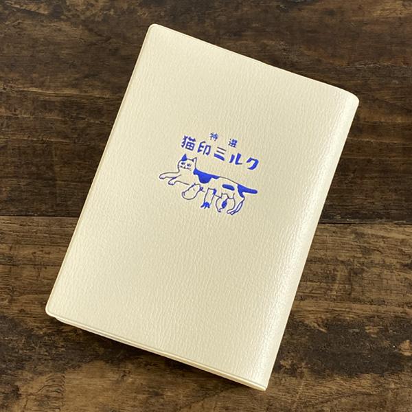 乳白色の合皮素材に猫印ミルクのロゴを施した文庫本用ブックカバーです。ロゴは箔押しで、光の加減でキラキラします。読書好きな方や猫好きの方への贈り物にもおすすめです。＊メール便配送可。■サイズ：開いた状態/約W27.7×H15.6cm■素材：合...