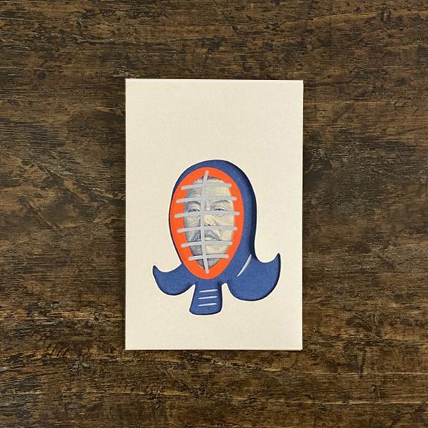 大人だからこそ楽しく使える文具・紙製品を提案するcobato（コバト）さんのぽち袋です。剣道のお面から中に入れたものが見えるよう切り抜きになっています。色紙を重ねることでお面を表現しています。偉人が剣道をしているようでユーモアがあり、かすか...