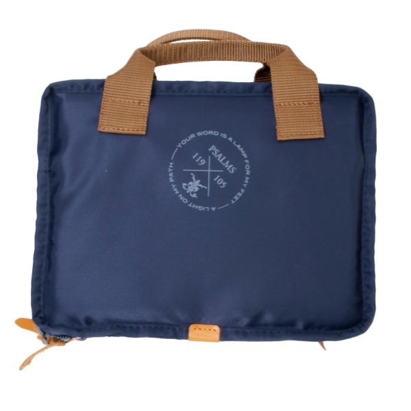 聖書と賛美歌を一緒に入れられます。中型用(B6)■ロゴ入り(詩篇119：105)■材質／ナイロン、ペンホルダー・ジッパータグ／牛皮革■サブ収納スペースには賛美歌一冊を入れるスペースがあります。■日本製■収納可能な聖書／新改訳2017、新改訳...