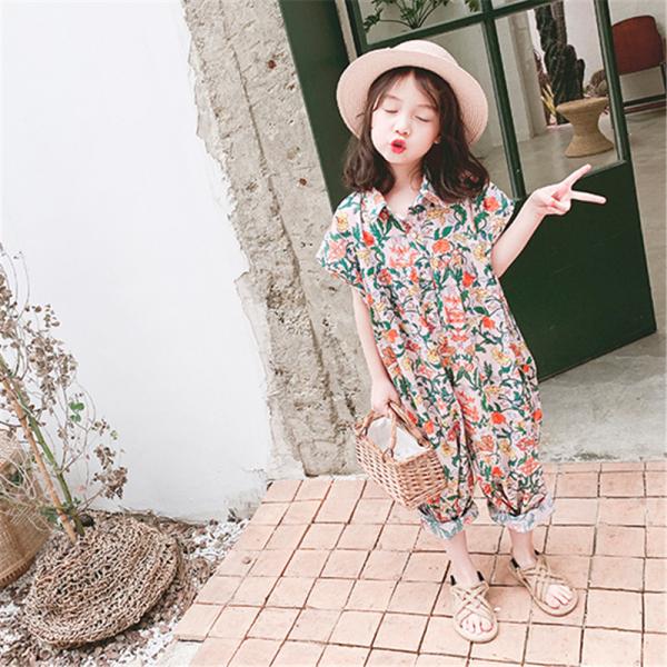 総柄フラワーのかわいいオールインワン☆これ1枚でオシャレがきまる。フロントとバックの胸ギャザーがポイント♪ボタンにもこだわったデザイン性の高いITEMです。【商品名 /商品番号】ボタニカルシャツオールインワン / I007【サイズ】90・1...