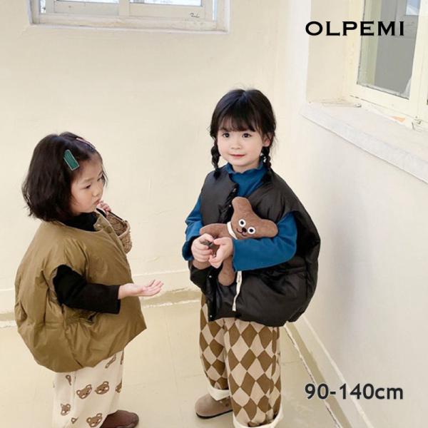 腕周りがもたつかない中綿ベストは遊びたいざかりのお子様にピッタリ！軽くて羽織りやすく、スナップボタンで着脱もラクチンです☆ノーカラーでインナーを選ばず、着回しやすいのも嬉しいポイント！ふんわり膨らむバックシルエットも最高に可愛いです♪【商品...