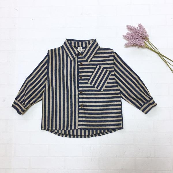 ストライプ×ボーダーのほかとはひと味違うシャツが登場。細め仕様の襟と袖がスッキリとしたスタイリングに。これぞインポート、ワンランク上のお洒落に♪【サイズ】80cm・90cm・100cm・110cm・120cm【生地感】生地：硬めー　普通ー　...