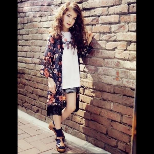 花柄のロング丈シャツになります。シャツの裾はフリンジになっていて、上から羽織ってきていただいてもおしゃれですし、ワンピースとしても着用していただけます。今年らしいトレンドアイテムです。