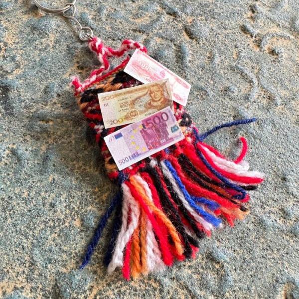 一点ものの金運ポシェットで、願いを叶えよう！伝統織物で作られた、あなただけの特別なポシェット。エケコ様との特別な絆を深め、金運アップを願うなら、ぜひこのポシェットを手にとってみてください。幸運を呼ぶと言われる吉祥柄があなたのもとへ。丁寧に手...