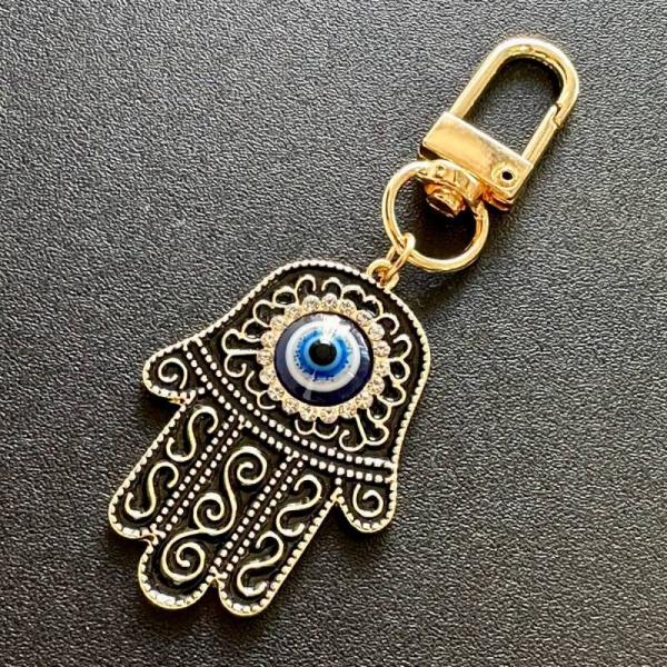 - 災いから身を守り幸運を引き寄せる「ハムサ/ファティマ」は、アラビア語で「５」を意味し、神の御加護を象徴する。- ５本指の手の形をしたお守りは、「ハムサ/ファティマ」（聖なる手のひら）と呼ばれ、中東諸国で広く用いられている。- 嫉妬や邪視...