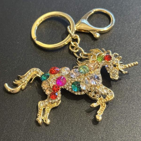 2026年の干支「午（うま）」を身近に。運気を呼び込む黄金の輝き！「飛躍」「前進」「成功」の象徴とされる馬を、色とりどりのジルコニアで贅沢に装飾した高級感あふれるキーホルダーです。ゴールドのボディに散りばめられたストーンが光を反射し、持って...