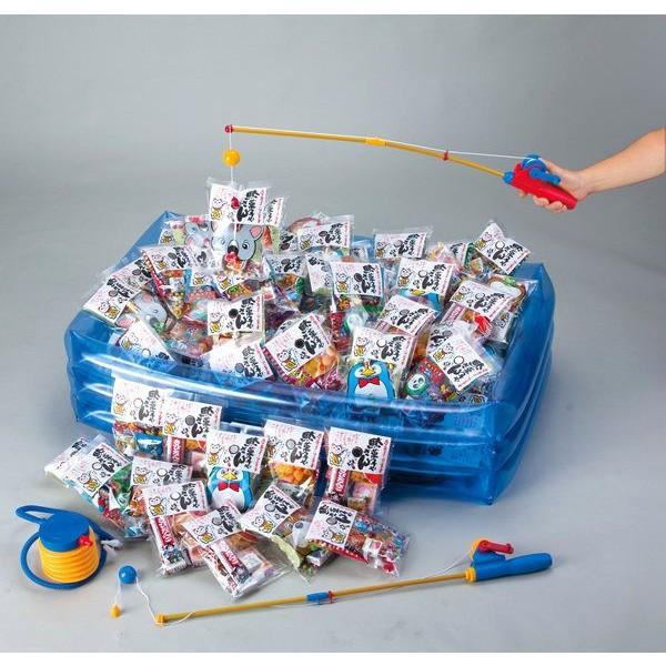 お子様のみならず、大人の方も楽しめるおもちゃの釣り大会。釣竿、景品など全て揃ったセットですので、すぐに始められます。【使用方法】磁石(マグネット)で釣り上げます。景品の1ヶ所にマグネット釣り用シールが貼ってありますので、釣り竿糸の先について...