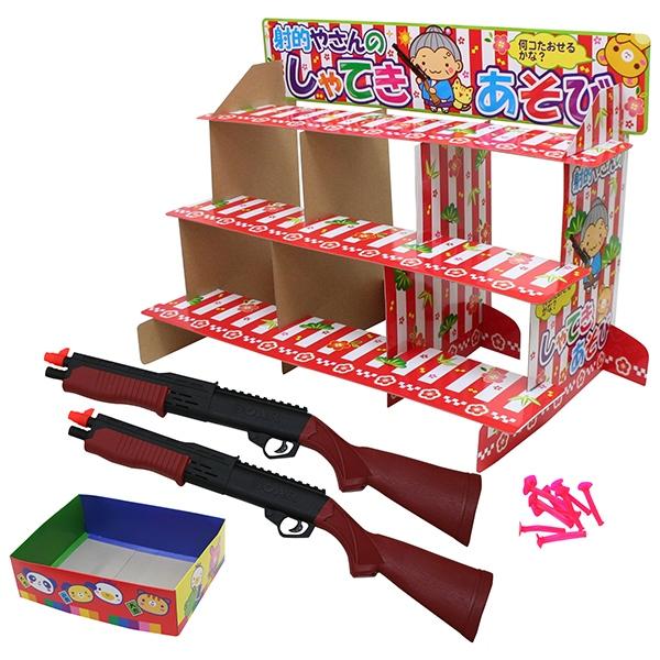 縁日・露店の目玉は、射的コーナーです。吸盤弾射的銃と台のセットです。景品はついていません。【仕様】素材／射的台＝ダンボール、銃・玉＝プラスチックサイズ／射的台＝W58cm×H43,5cm×D33,2cm(組立て後)【セット内容】ディスプレイ...