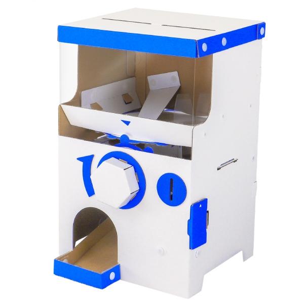 貯金箱にもなる、ダンボール製のカプセル販売機です。歯車が回るリアルな作り！カプセル(直径7cmまで)が最大7〜8個入ります。【仕様】切り取り線付き(はさみ不要)、差し込み穴付き(接着剤不要)素材／ダンボールサイズ／台紙サイズ＝31.5cm×...