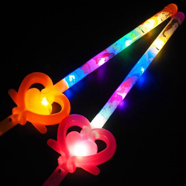 【商品名】プリンセスフラッシュハートスティック【part2】【12個セット】【商品サイズ】H370×W80×D20mm【色】6種アソート。色・柄の指定は出来ません。【光り物玩具のご注意点。ご購入前に必ずお読み下さい。】品質向上とお安い価格を...