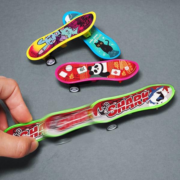 【商品名】プルバックミニスケボー【36個セット】【商品サイズ】本体サイズ: 約H95×W26×D11mm【色】4種アソート。色の指定は出来ません。【注意事項】こちらの商品は業務用商材の為、不良品が出たとしても返品・交換・返金は一切出来ません。