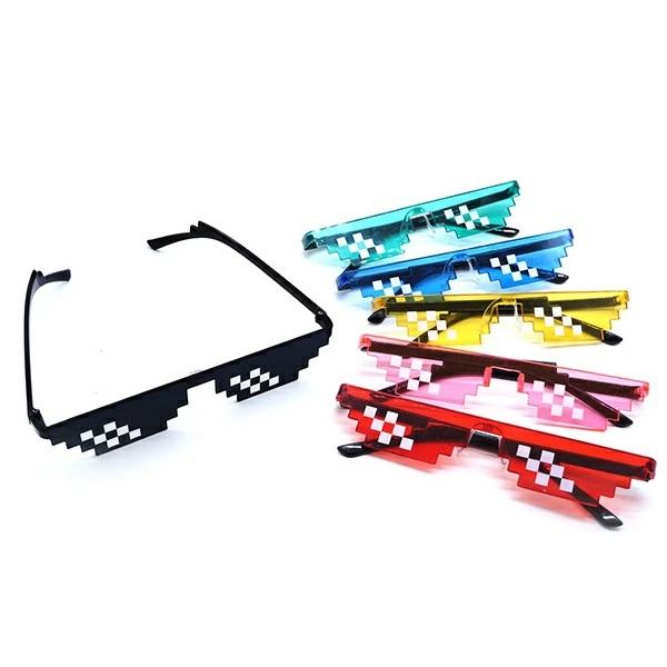 【商品名】ピクセルカラフルサングラス【12個セット】【商品サイズ】本体サイズ：H30×W157×D150mm【色】6色アソート。色・柄の指定は出来ません。【注意事項】こちらの商品は業務用商材の為、不良品が出たとしても返品・交換・返金は一切出...