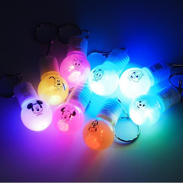 【商品名】ディズニー電球キーホルダー【16個セット】【商品サイズ】本体サイズ：H50×W25×D25mm【色】8種アソート。色・柄の指定は出来ません。【光り物玩具のご注意点。ご購入前に必ずお読み下さい。】品質向上とお安い価格を実現する努力を...