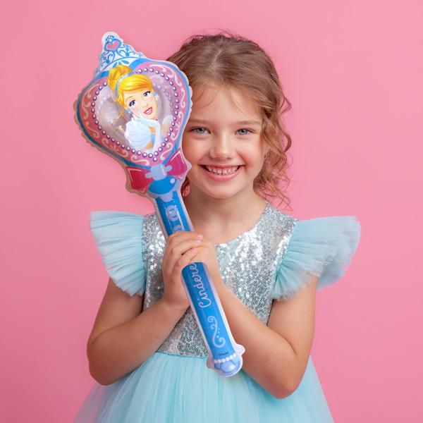 【商品名】ディズニープリンセスエアースティックLサイズ【6個セット】【商品サイズ】サイズ：H700×W220×D150mm【色】6種アソート。色・柄の指定は出来ません。【注意事項】こちらの商品は業務用商材の為、不良品が出たとしても返品・交換...