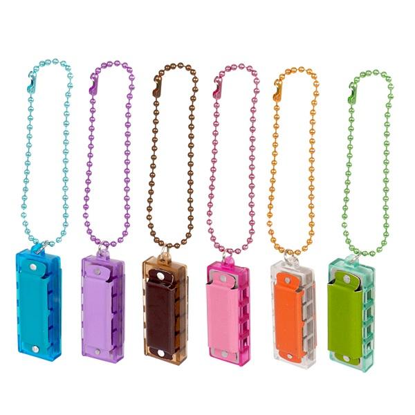 【商品名】ミニミニハーモニカBC【25個セット】【商品サイズ】本体サイズ：H36×W14×D10mm【色】6種アソート。色・柄の指定は出来ません。【注意事項】こちらの商品は業務用商材の為、不良品が出たとしても返品・交換・返金は一切出来ません。