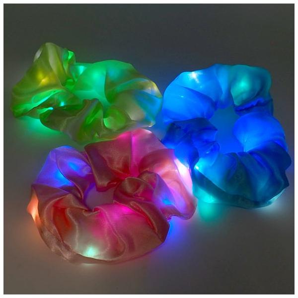 【商品名】光るカラフルシュシュ【10個セット】【商品サイズ】サイズ：H105×W105×D15mm【色】10種アソート。色・柄の指定は出来ません。【注意事項】こちらの商品は業務用商材の為、不良品が出たとしても返品・交換・返金は一切出来ません。