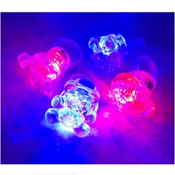 【商品名】ピカピカダイヤカットリング【48個セット】【商品サイズ】本体サイズ：H36×W22×D22mm(種類によって異なる)【色】4種アソート。色・柄の指定は出来ません。【注意事項】こちらの商品は業務用商材の為、不良品が出たとしても返品・...