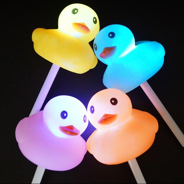 ショックセンサーで光ります。取り外し可能です。【商品名】ピカピカキャンディあひる棒【12個セット】【商品サイズ】本体サイズ：H150×W70×D80mm【色】4柄アソート。色の指定は出来ません。【注意事項】こちらの商品は業務用商材の為、不良...