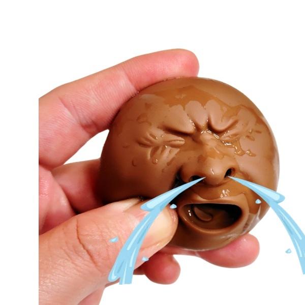 水を入れて握ると鼻からスプラッシュします！【商品名】スプラッシュ鼻水【24個セット】【商品サイズ】本体サイズ：H55xW55xD40mmパッケージサイズ：H120xW70xD40mm【色】3色アソート。色・柄の指定は出来ません。【注意事項】...