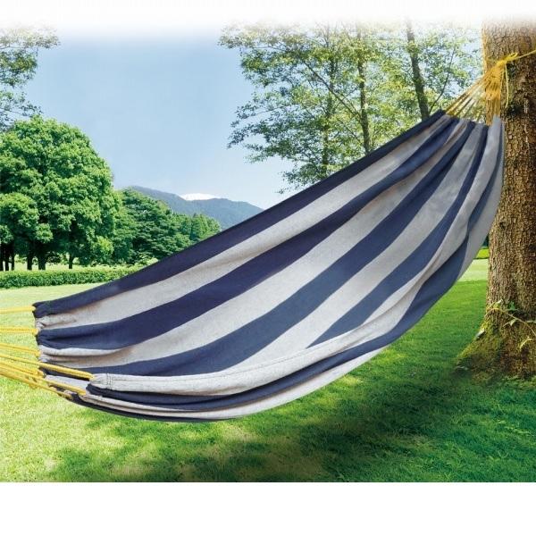 商品説明ゆったりワイドに座れるハンモックで寝心地抜群!収納袋付きで持ち運びも楽々。設営用ロープで樹木に取り付けるだけで簡単に設置できます。かわいいストライプ模様でアウトドアやキャンプにぴったりです。カラー  ストライプ柄サイズ  約W100...