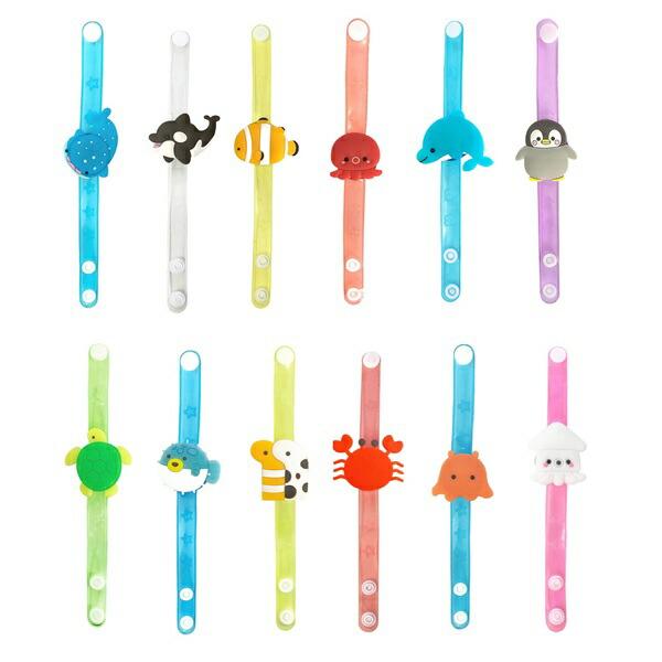 裏面にスイッチ有。3パターンの光り方に！【商品名】アクア水族館オールスターフラッシュブレスレット スペシャルアソート【24個セット】【商品サイズ】ベルトサイズ：205mm【色】12種アソート。色・柄の指定は出来ません。また、予告なく柄が変わ...