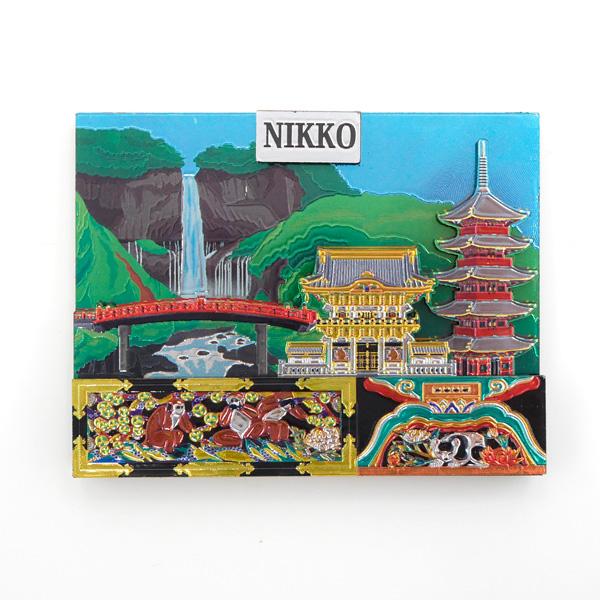日光の象徴的な景観と文化を鮮やかに表現した、立体マグネットです。世界遺産の日光東照宮、神秘的な神橋、壮大な華厳の滝が立体的に描かれています。さらに、日本文化を象徴する三猿や眠り猫もデザインに含まれ、日光の歴史と文化を身近に感じられます。裏面...