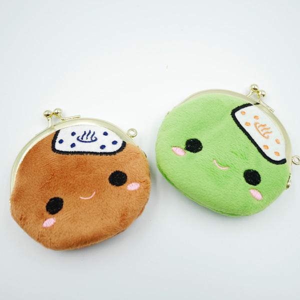 可愛い表情の温泉まんじゅうのがま口。小銭入れやリップなどの小物入れとしてお使いいただけます。 温泉旅行の記念にいかがでしょうか♪カラー：緑・茶サイズ：約8×8×2cm配送について●ヤマト運輸　ゆうパケット　全国送料一律385円商品はポスト投...