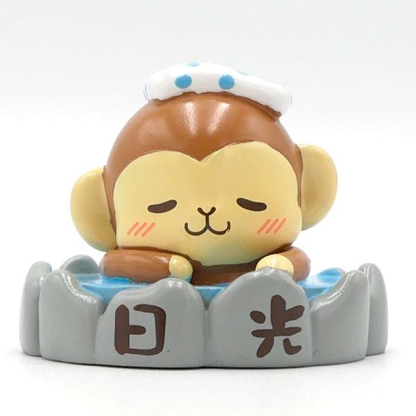 日光のさるが温泉にのんびり入った可愛い置き物。さるは手ぬぐいを頭にのせ、目を閉じて気持ちよさそうにくつろいでいます。石には「日光」の文字入りで、日光のお土産やギフトにぴったり。玄関や棚に飾って、ほっこりした時間を楽しめます。サイズ：約4×4...