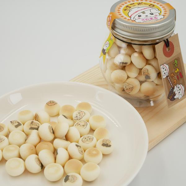 栃木県佐野市のご当地キャラクターさのまるがプリントされたたまごボーロ。やさしい口どけで、見て楽しい、食べて美味しいたまごボーロです！内容量：50g賞味期限：製造日より180日原材料名：馬鈴しょでん粉(国内製造)、砂糖、水飴、鶏卵/着色料（青...