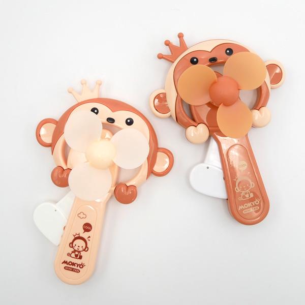 可愛いさるのハンディ扇風機「サルちゃんせんぷうき」。手動式でどこでも涼しい風を楽しめます。羽はやわらか素材でお子様も安心。電池不要のエコタイプで、お出かけや旅行のお供にもぴったりです。サイズ：約18×12.5×5cmカラー：ベージュ・ブラウ...