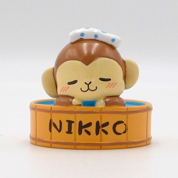 日光のさるが桶風呂にのんびり入った可愛い置き物。さるは手ぬぐいを頭にのせ、目を閉じて気持ちよさそうにくつろいでいます。桶には「NIKKO」の文字入りで、日光のお土産やギフトにぴったり。玄関や棚に飾って、ほっこりした時間を楽しめます。サイズ：...