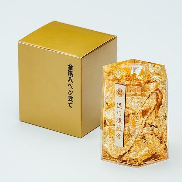 日光限定、六角形の金箔入り徳川埋蔵金ペン立て。徳川家紋と徳川埋蔵金の焼き印入りで、上下に振ると金箔がキラキラと動く豪華仕様です。デスクに置くだけで存在感たっぷり！サイズ：約9.5×7.5cm関連ワード日光 おみやげ お土産 おすすめ 修学旅...