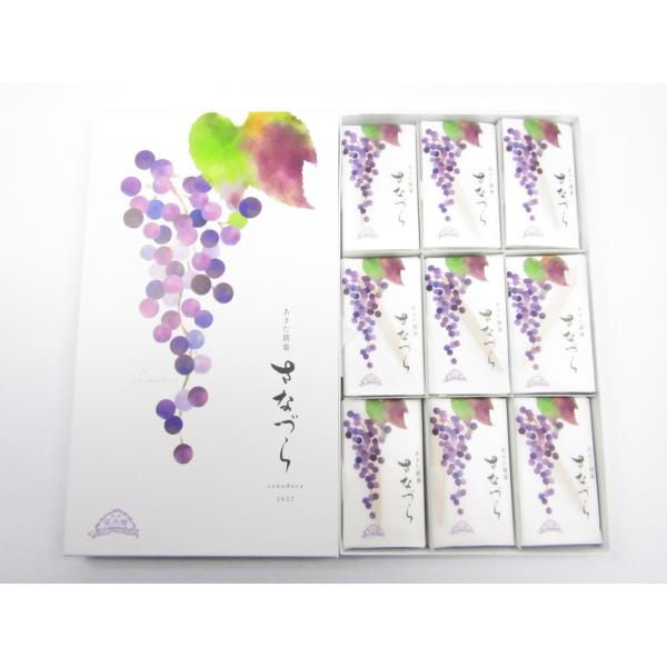 山葡萄のしぼり汁を天然寒天で固めてゼリー状にしました。小さな板に挟まれたさなづらを付属の木のへらで小さく切って食べます。甘酸っぱい香りと弾力ある食感、ワインのような濃厚な味わいをお楽しみください。名称/生菓子原材料名/砂糖（国内製造）、ミッ...